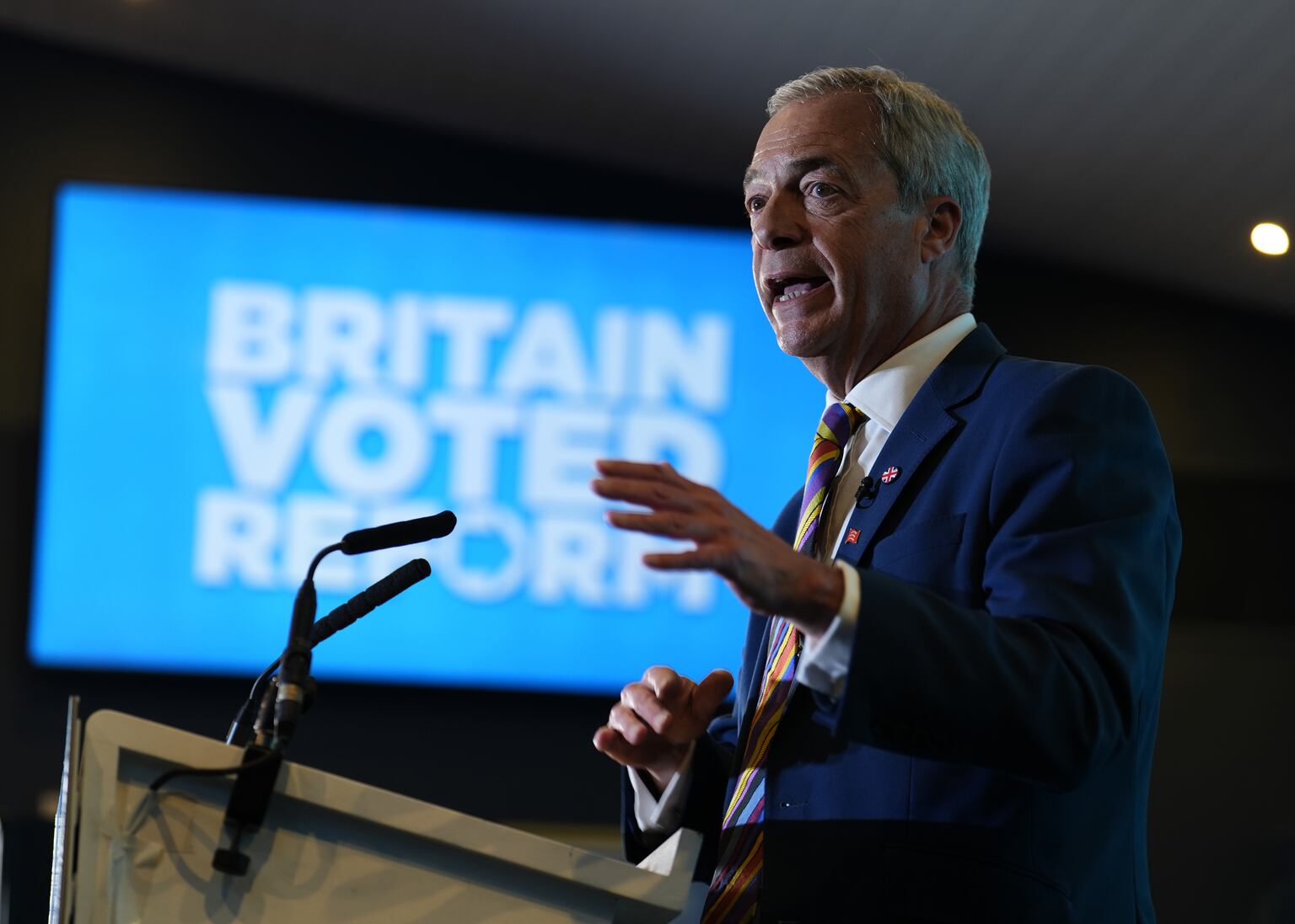 Peter Serafinowicz makes cameo as 'prime minister' Nigel Farage in SNL ...