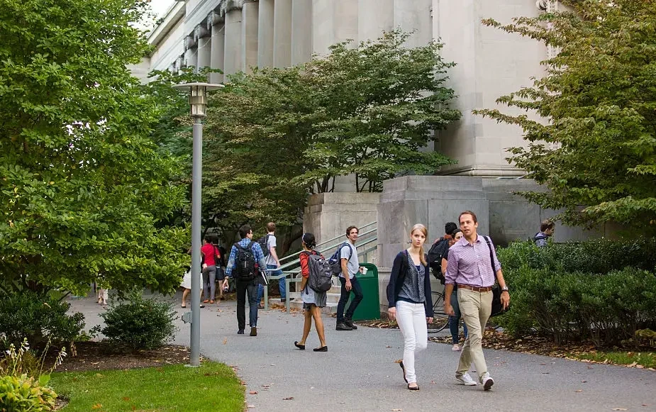 Law students rush to enroll before July loan caps