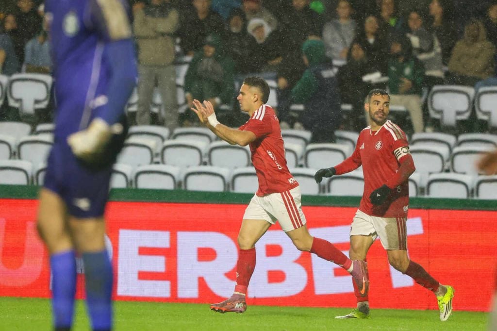 Pezzolano vê bom jogo do Inter e defende Rochet após falha