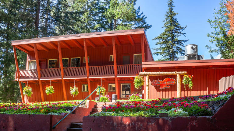 Oregon's scenic lake is a mountain haven for boating, camping, and ...