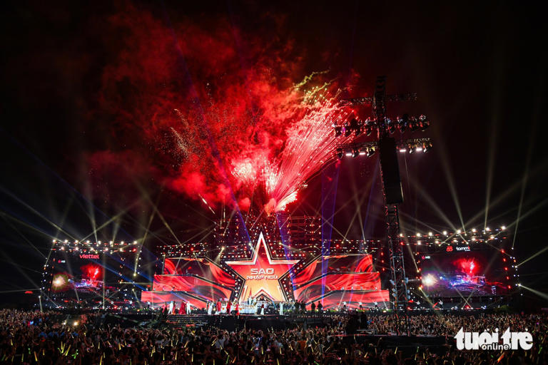 Xe tăng, dàn khí tài đổ bộ concert: Phương Mỹ Chi và rapper Pháo bùng nổ