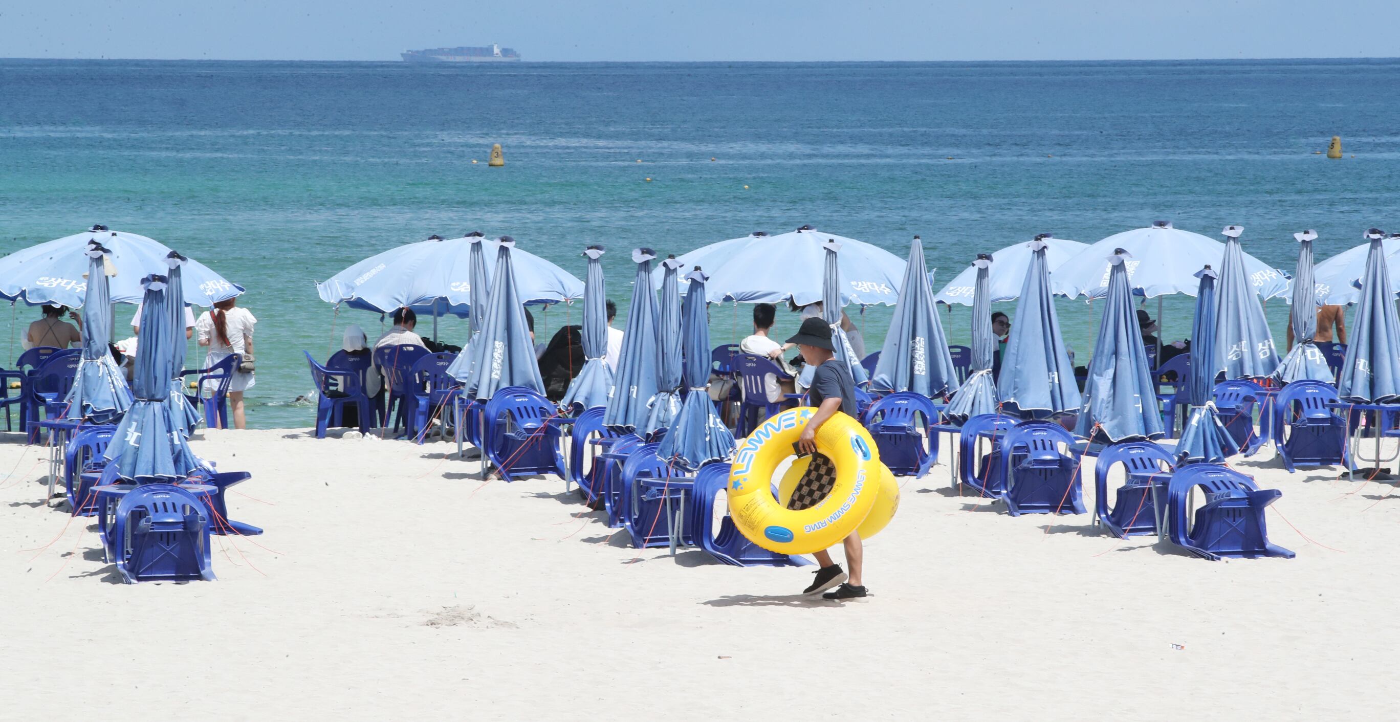 Jeju beaches open early, extend season for summer visitors