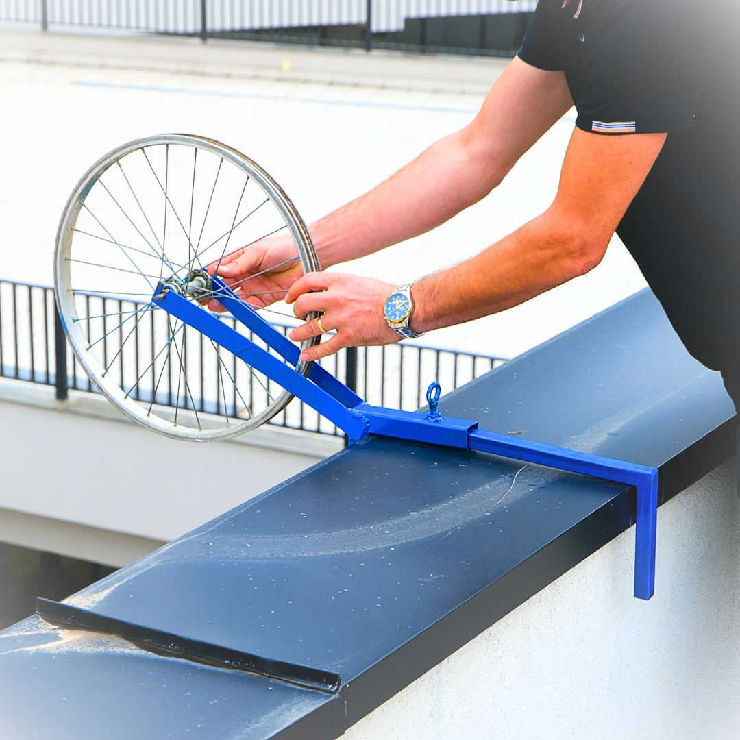 Bicycle wheel becomes genius DIY lifting tool🚲