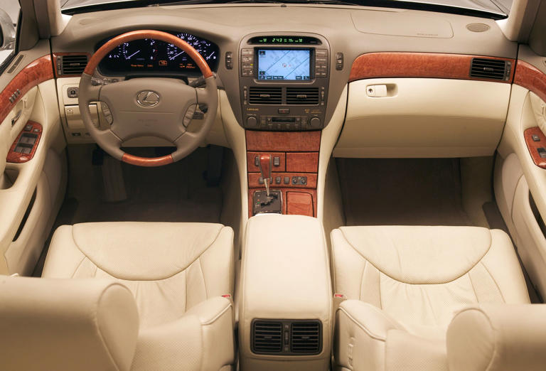 Forget the massive infotainment screen—older car dashboards were ...