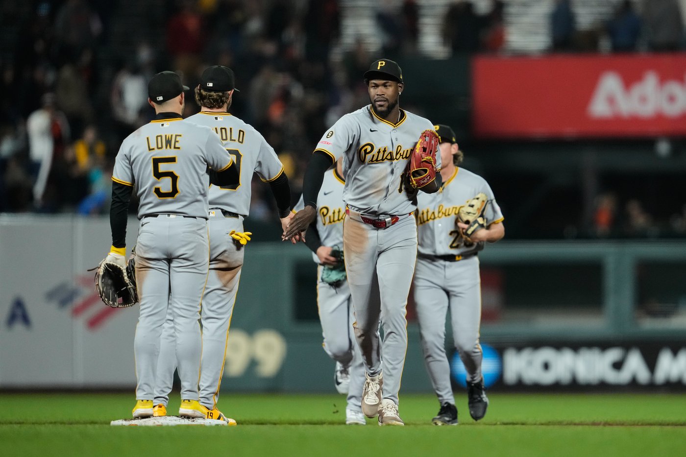 Pirates get a season-high 20 hits and beat the Giants 13-3