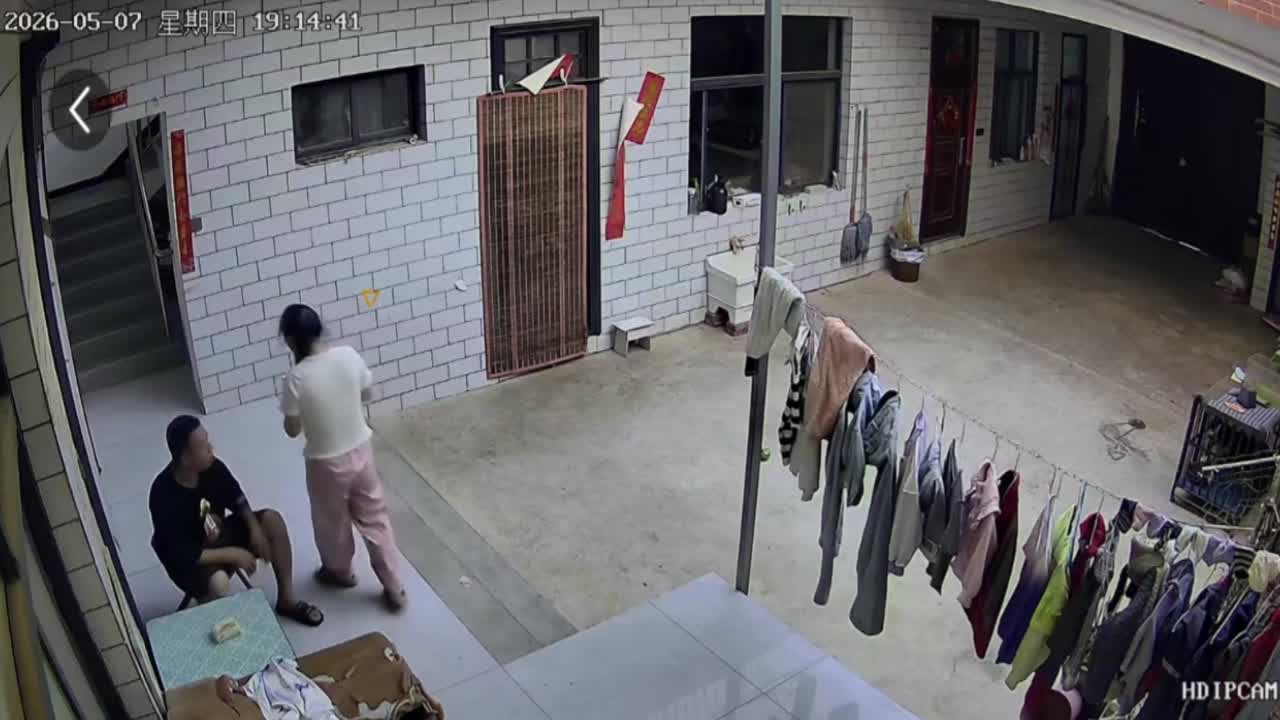 Plastic chair breaks under couple in Henan, China