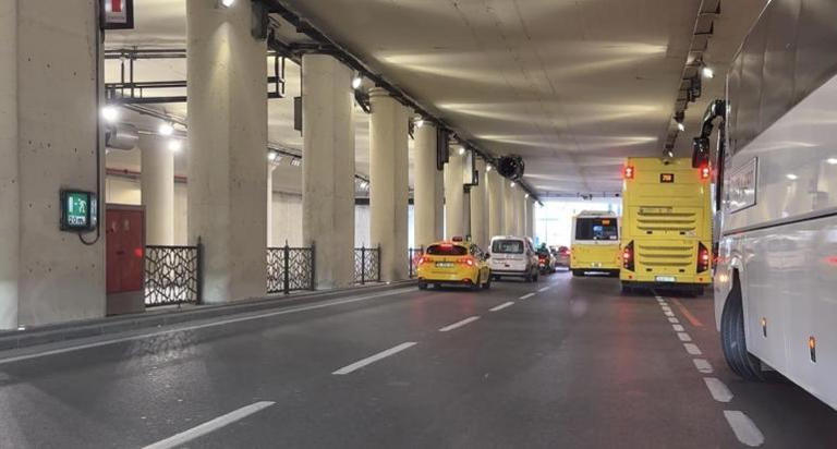 Taksim’de feci motosiklet kazası! Savrularak yere düşen genç sürücü ...