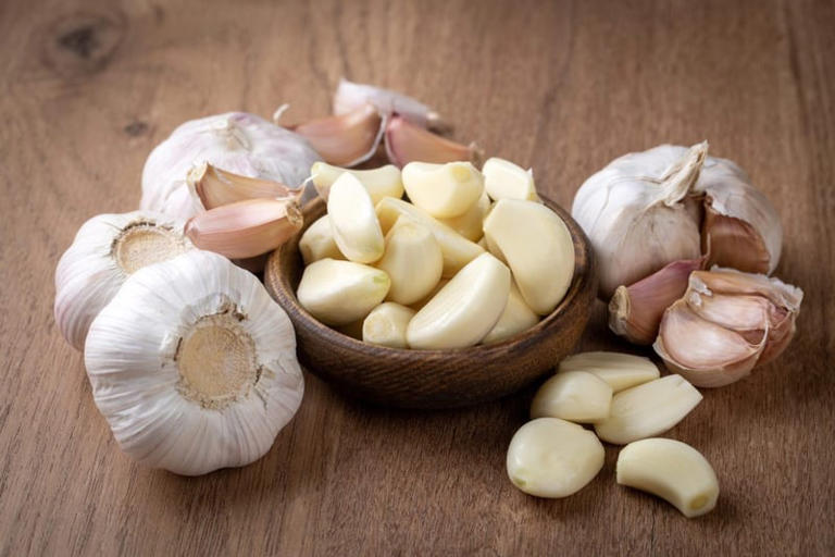 10 poderosas razones para comer ajo todos los días y fortalecer tu salud