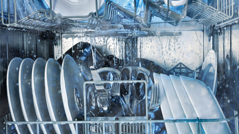 Hand-washing vs dishwasher: Which is better for your water and electric ...