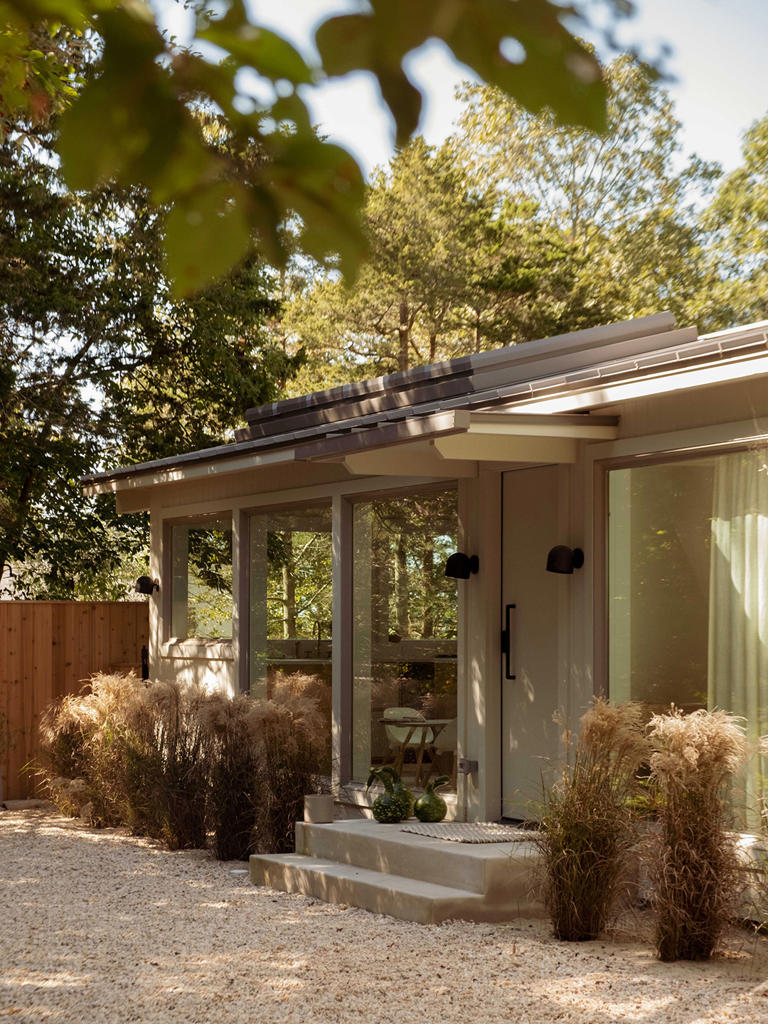 Soft, glowy light is the main character in this calming East Hamptons home