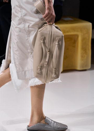 Backless Loafer sind zurück und definieren den entspannten Stil der ...