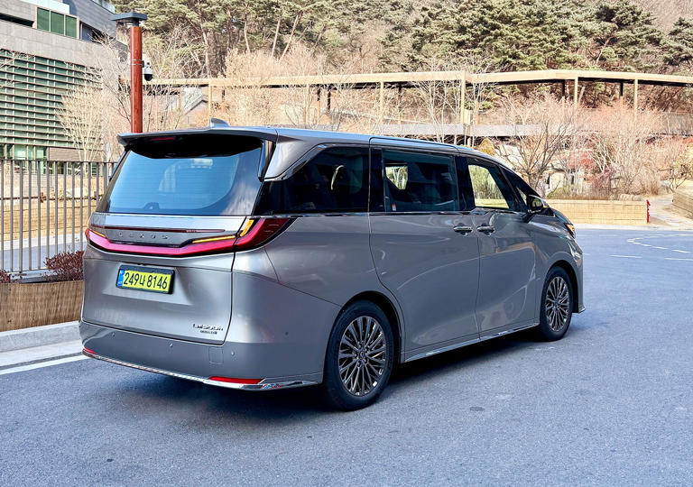 $142,000 Lexus LM 500h forcing flagship sedans into retirement