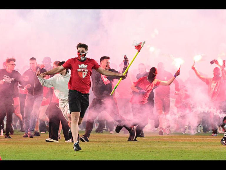 Chaoten verhinderten mit Pyro-Platzsturm im Derby Titelgewinn von ...