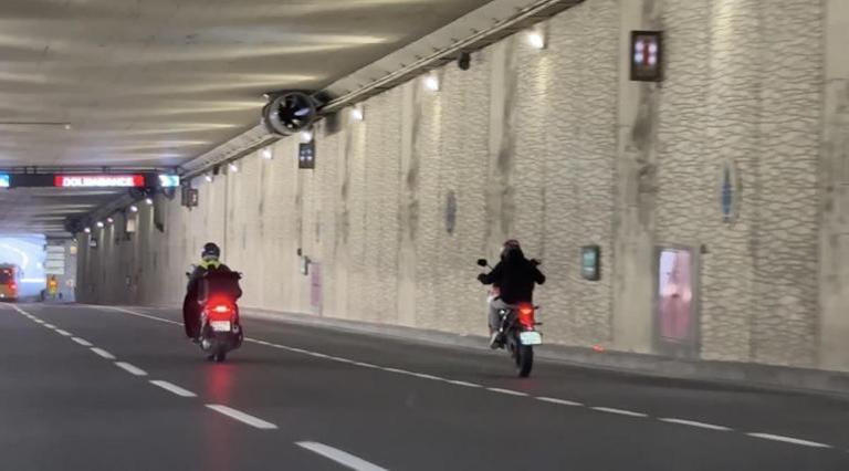 Taksim’de feci motosiklet kazası! Savrularak yere düşen genç sürücü ...