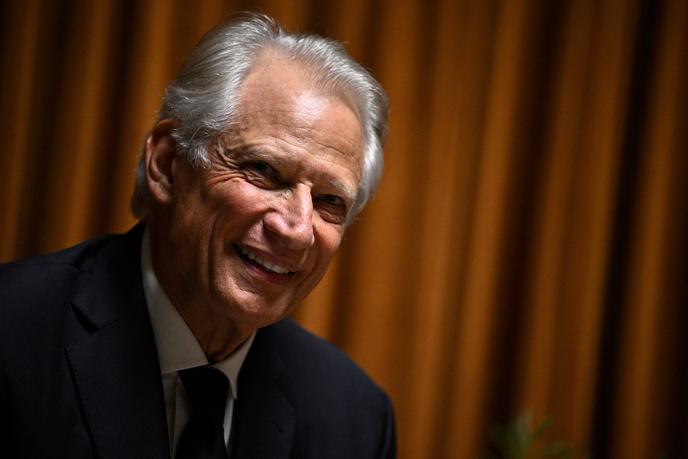 Dominique de Villepin au sujet des deux statuettes reçues en cadeau ...