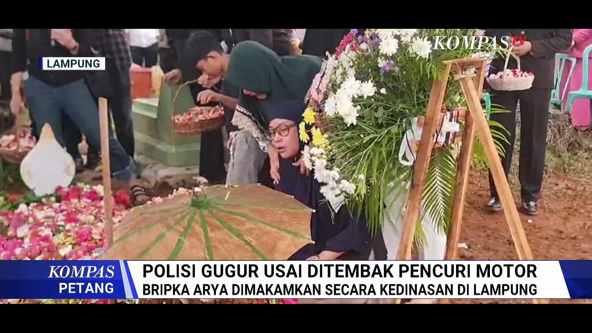 Suasana pemakaman Bripka Arya korban penembakan di Lampung, keluarga ...