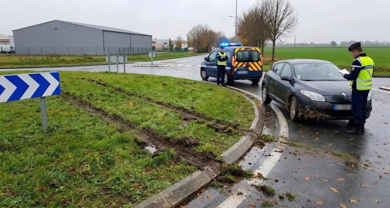 Filmer sa trend TikTok sur un rond-point devant des policiers : il perd ...