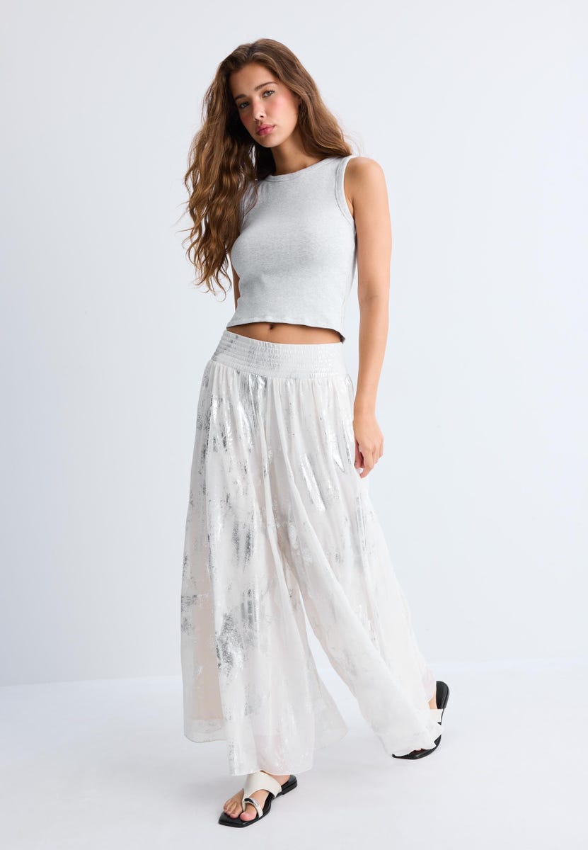 Stradivarius y Mango coinciden: los pantalones blancos anchos ...