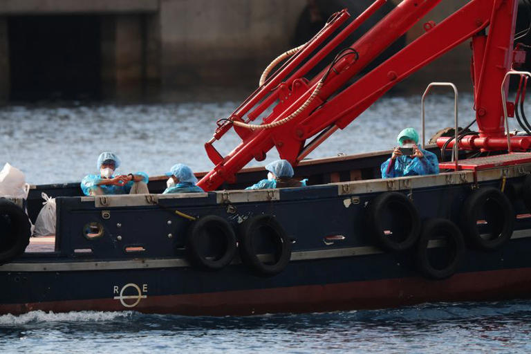 Spanish health officials board hantavirus-hit ship to start evacuating ...