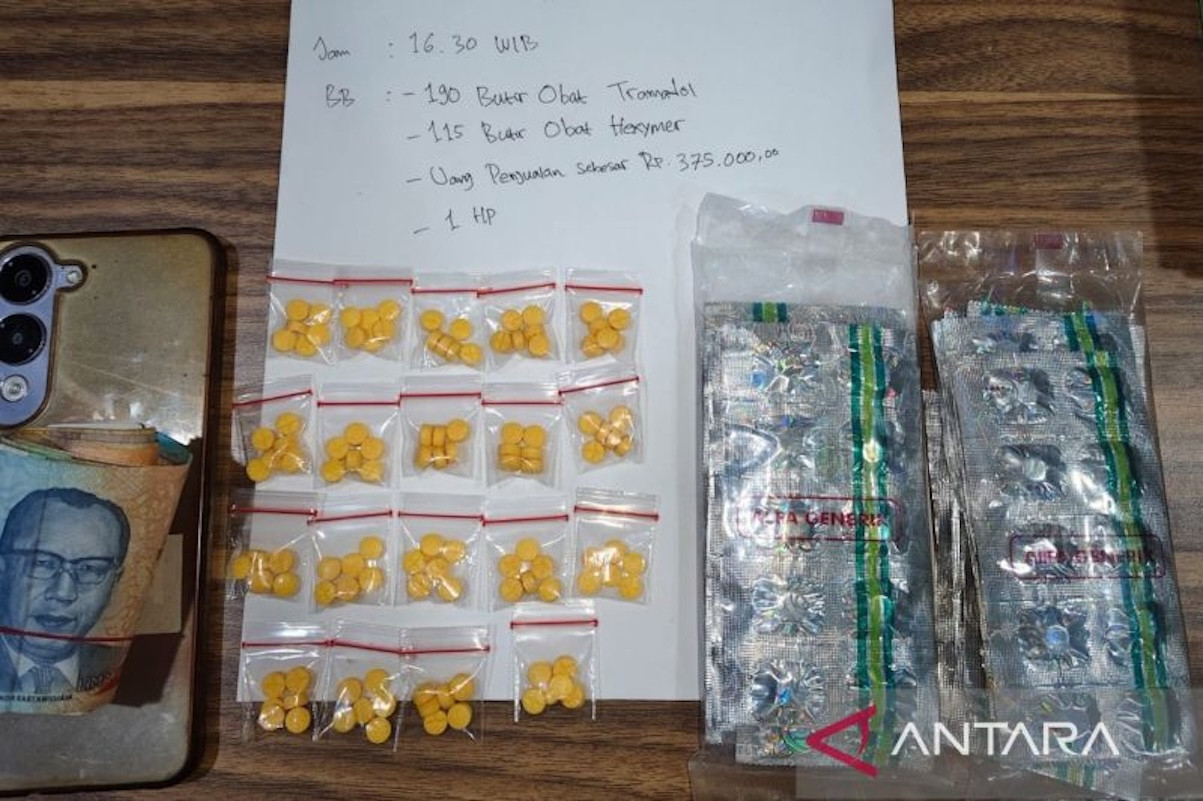 Polisi tangkap pengedar obat daftar G di Bekasi, ini barang buktinya