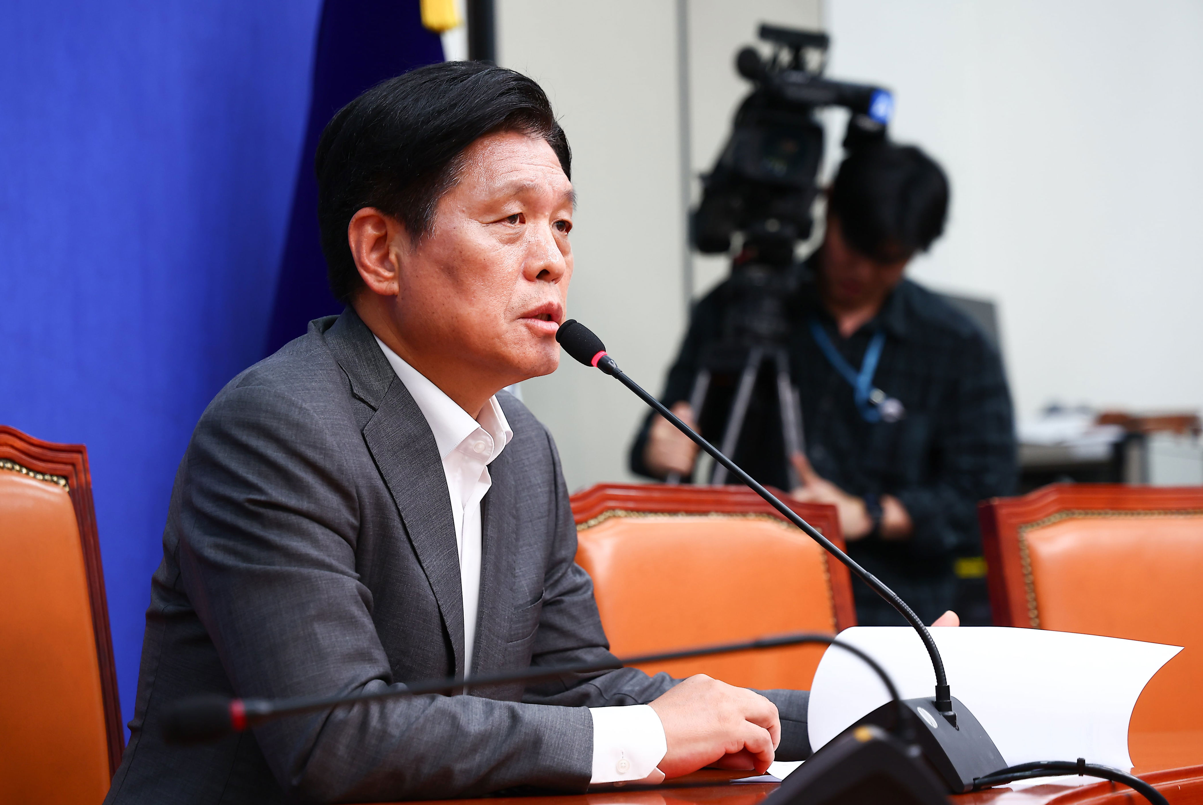 Democratic Party secretary-general bars Kim Kwan-young's re-entry
