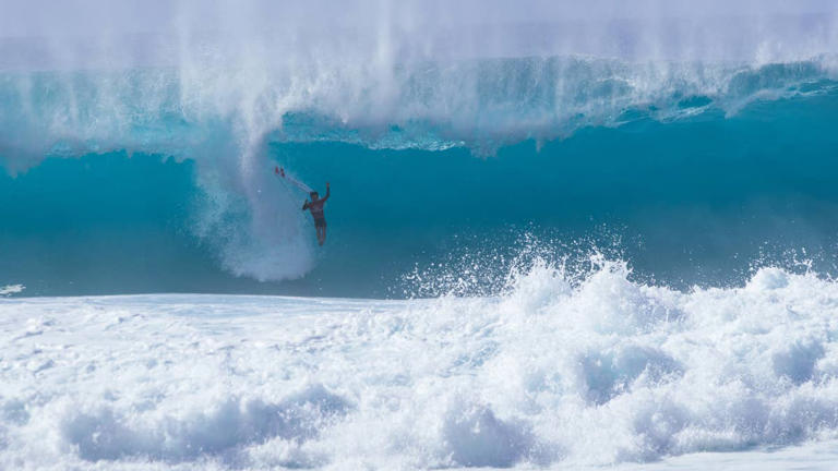 How big‑wave legends survive wipeouts by relaxing underwater