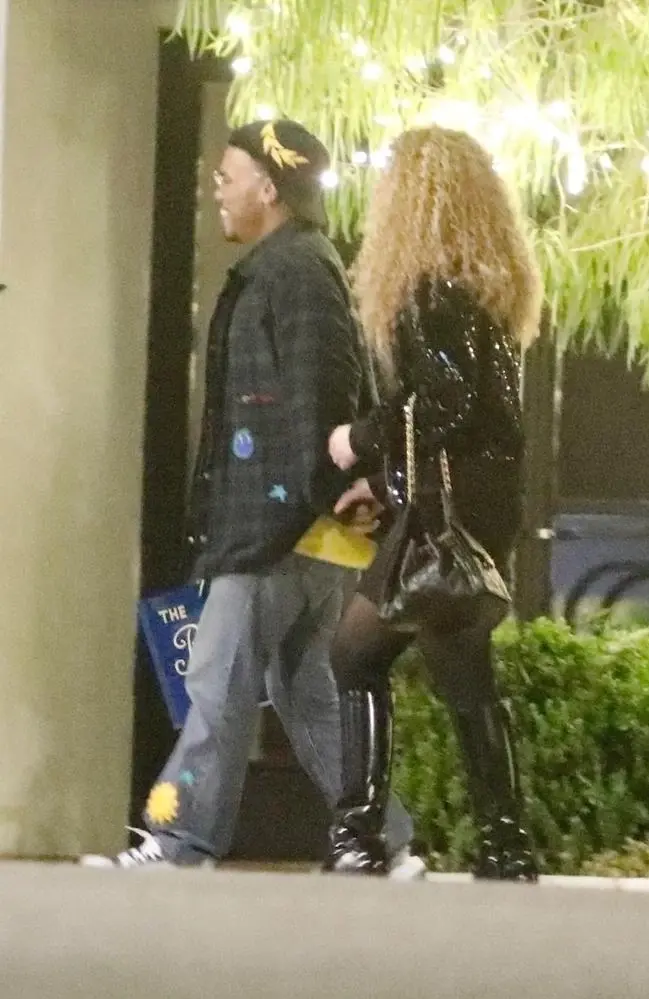Mariah Carey nắm tay rapper đi xem phim