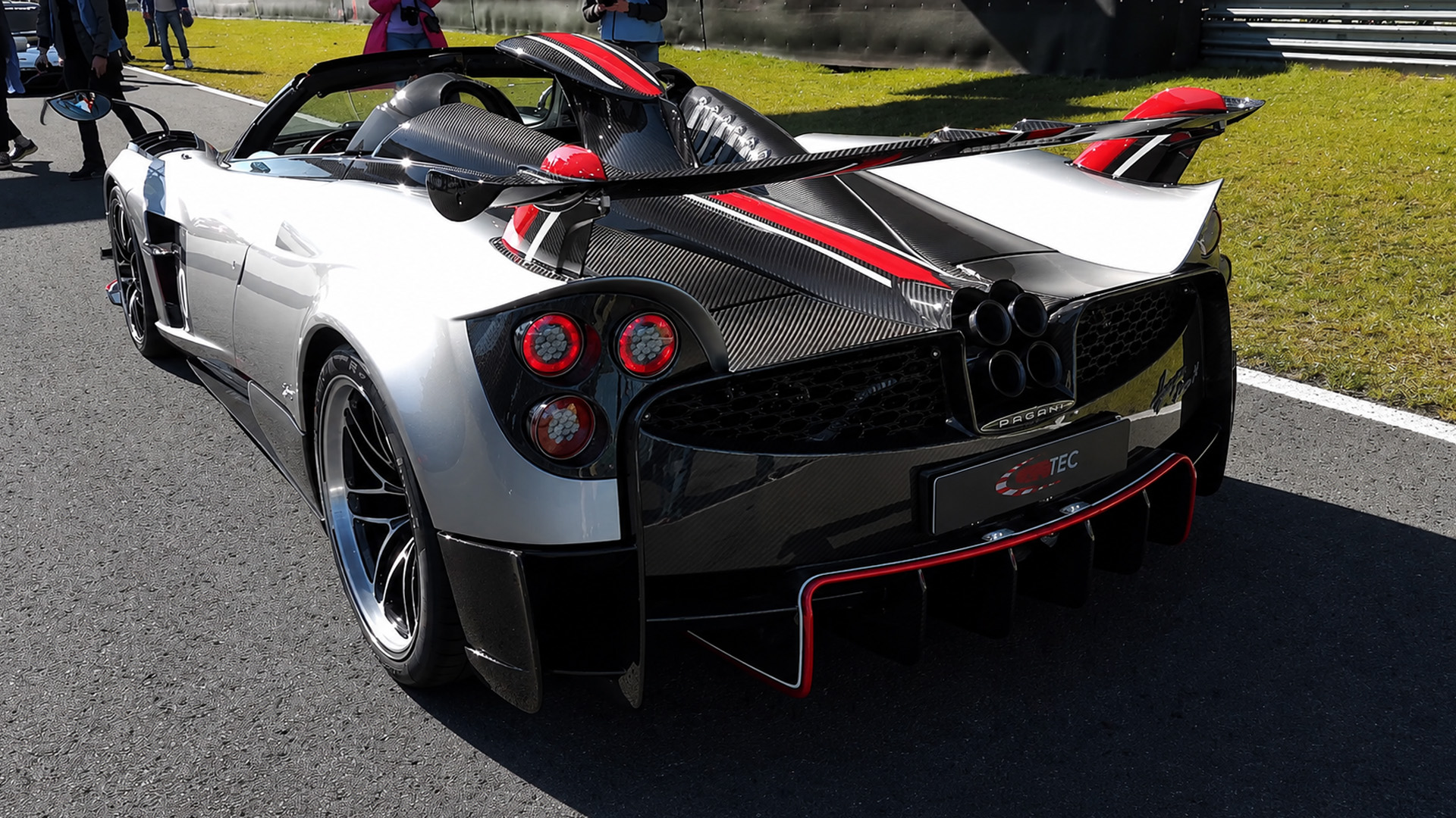 La rara Pagani Huayra Roadster cattura l'attenzione con il suo scarico ...