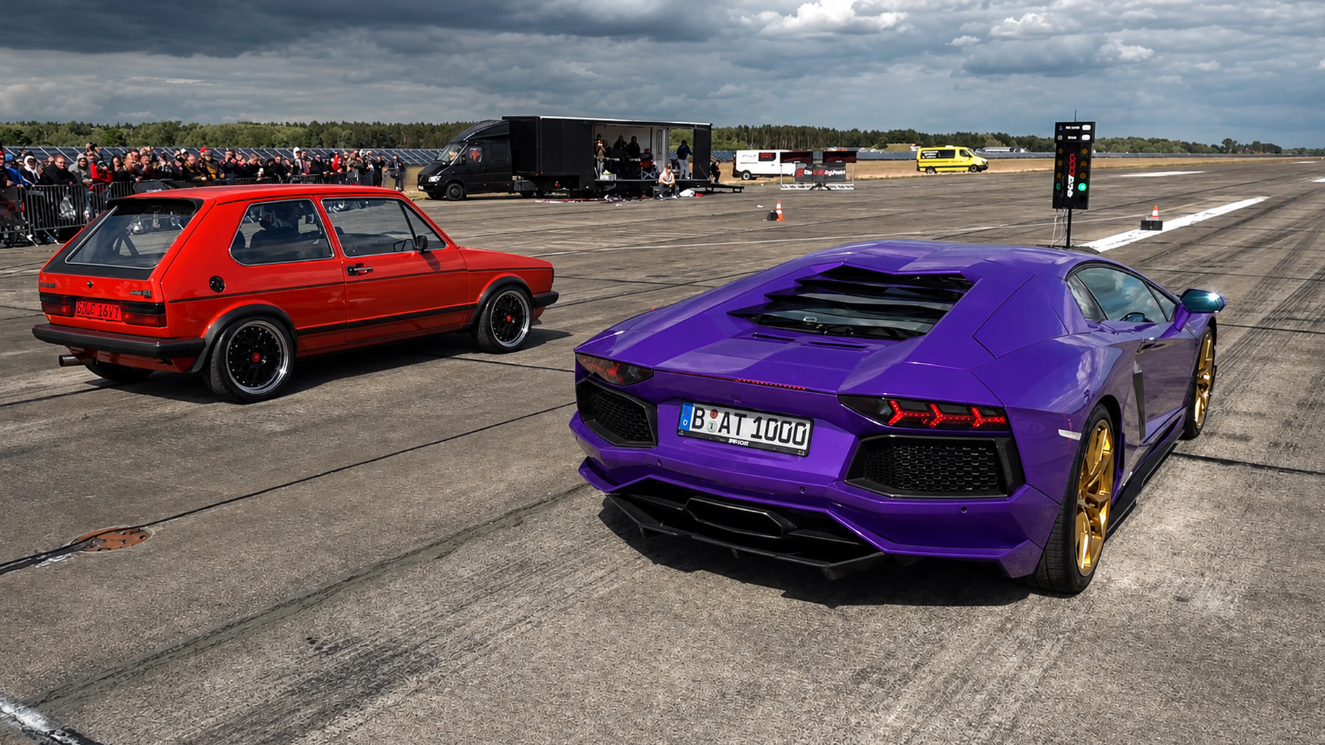 Wanneer een Lamborghini Aventador het opneemt tegen een Volkswagen Golf ...