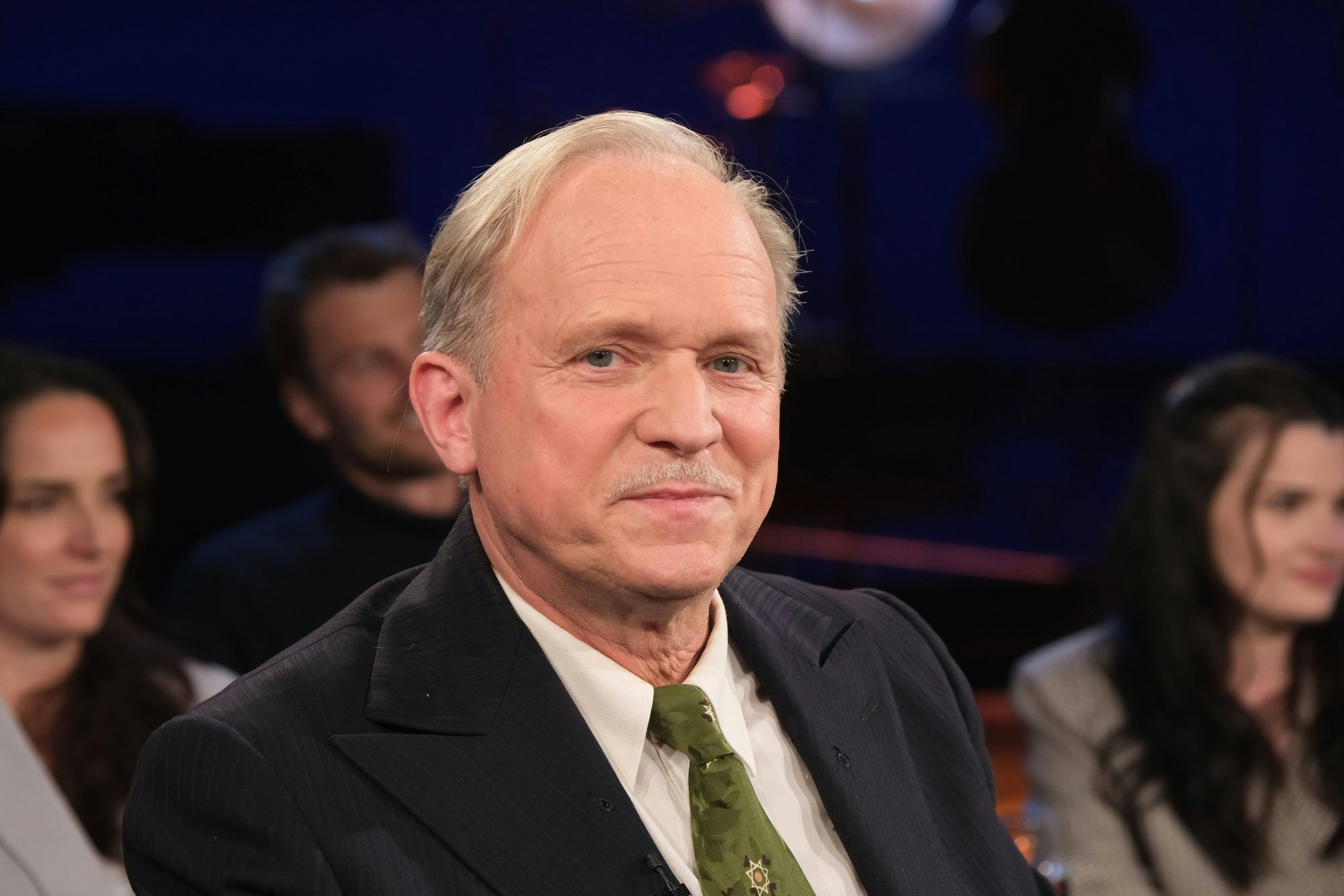 Lebensbedrohliche Verletzungen: Frau von „Tatort“-Star vom Auto überrollt