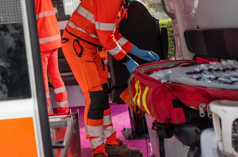 Rogo fuori da un capannone, trovato un cadavere nella casa vicina