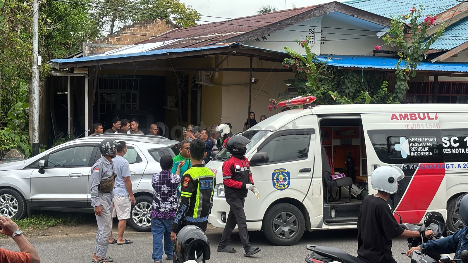 Pengemudi Ford tabrak tiang listrik di HOP Bontang, sempat pingsan lalu ...