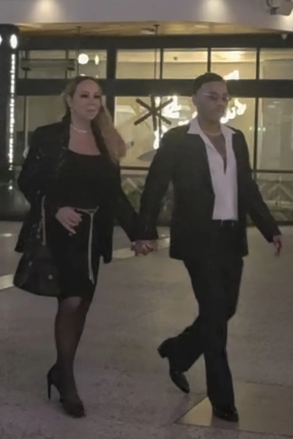Mariah Carey nắm tay rapper đi xem phim