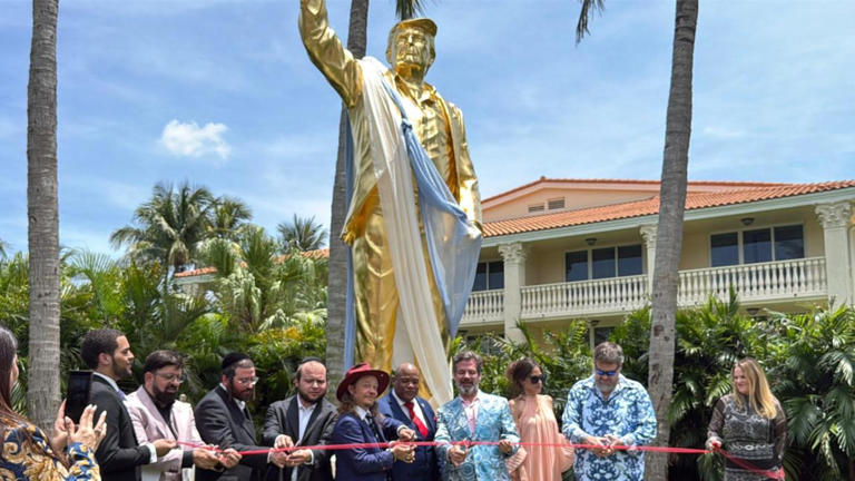 MAGA evangelical leaders under fire for leading prayer ritual over gold ...