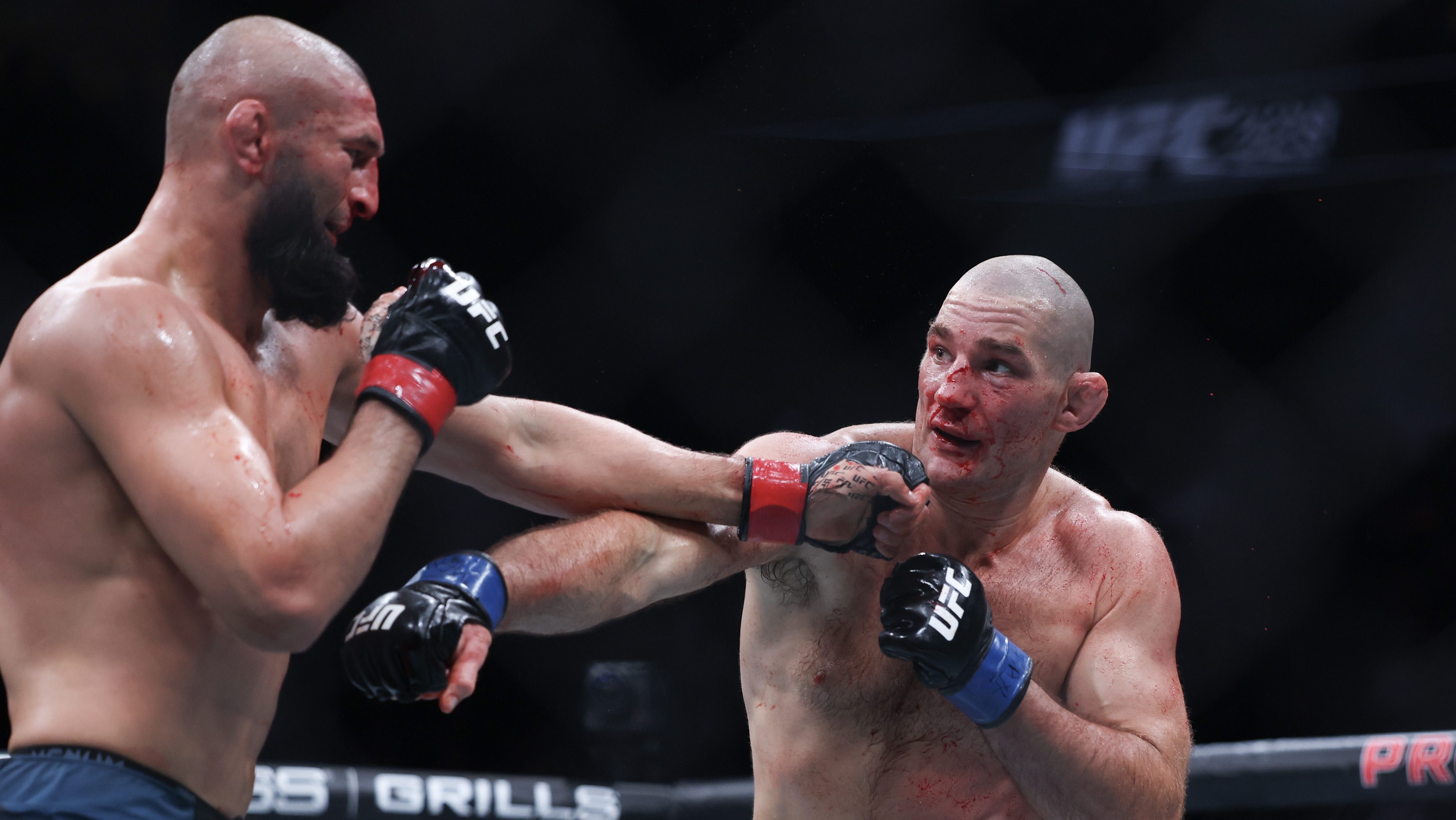 Sean Strickland derrota a Khamzat Chimaev en el evento principal de UFC 328