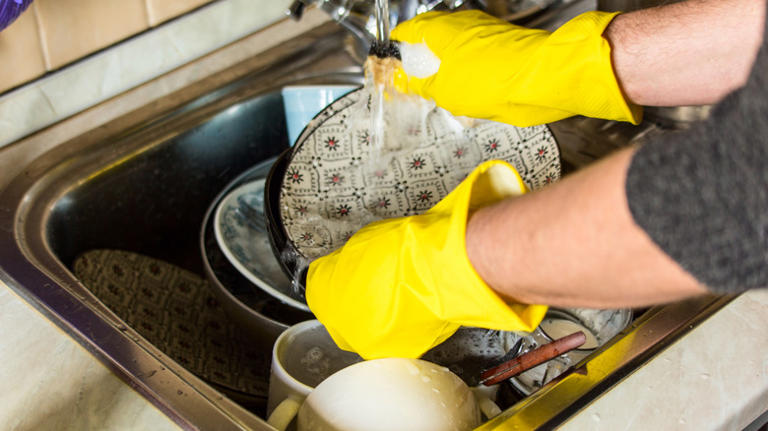 Hand-washing vs dishwasher: Which is better for your water and electric ...