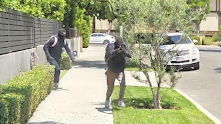 Burglars attack victim with bear spray in Studio City