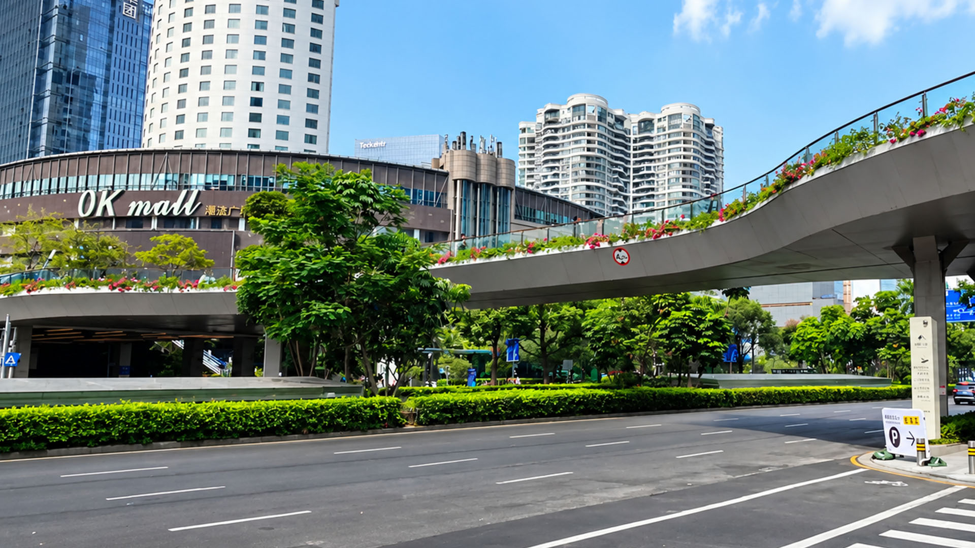 Gebogen skybridge verandert het uiterlijk van dit stadscentrum