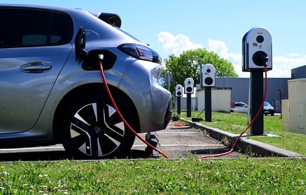 Prix des carburants : Les ventes de voitures électriques cartonnent ...