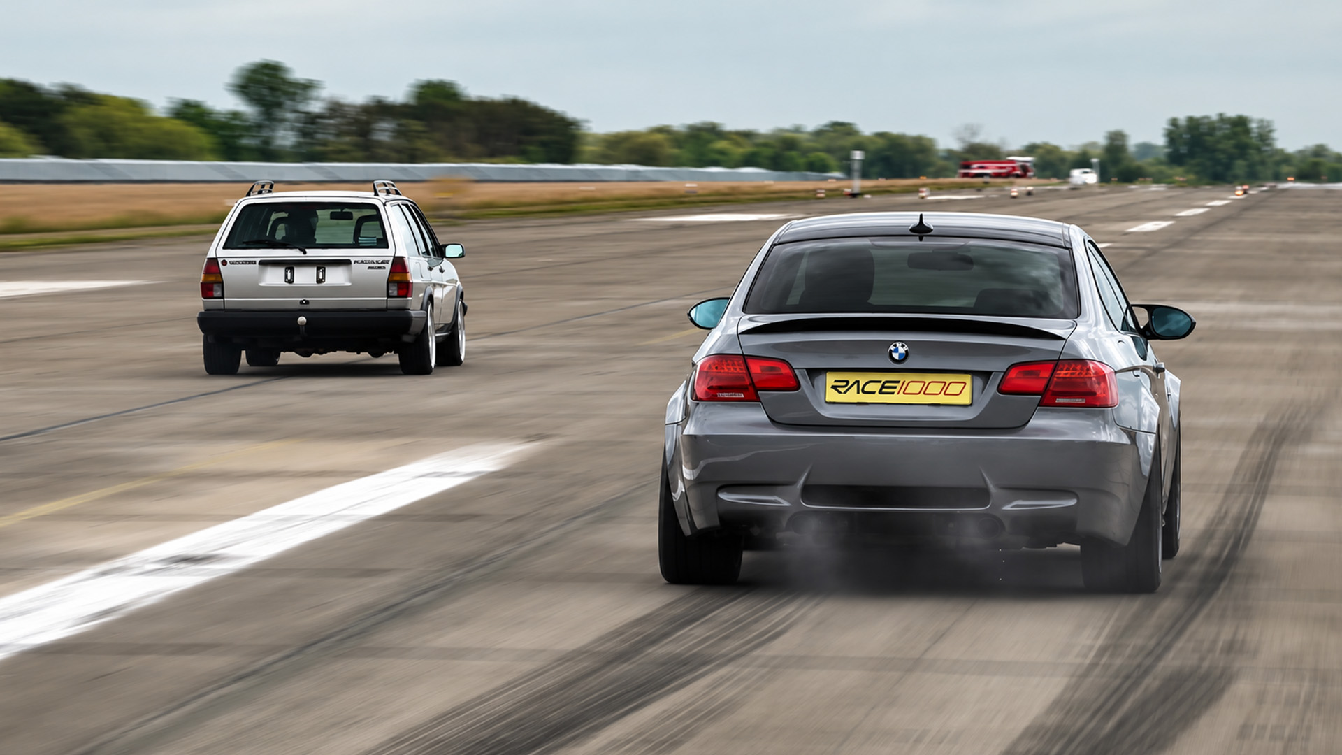Une Volkswagen Passat classique distance une BMW M3 en drag race