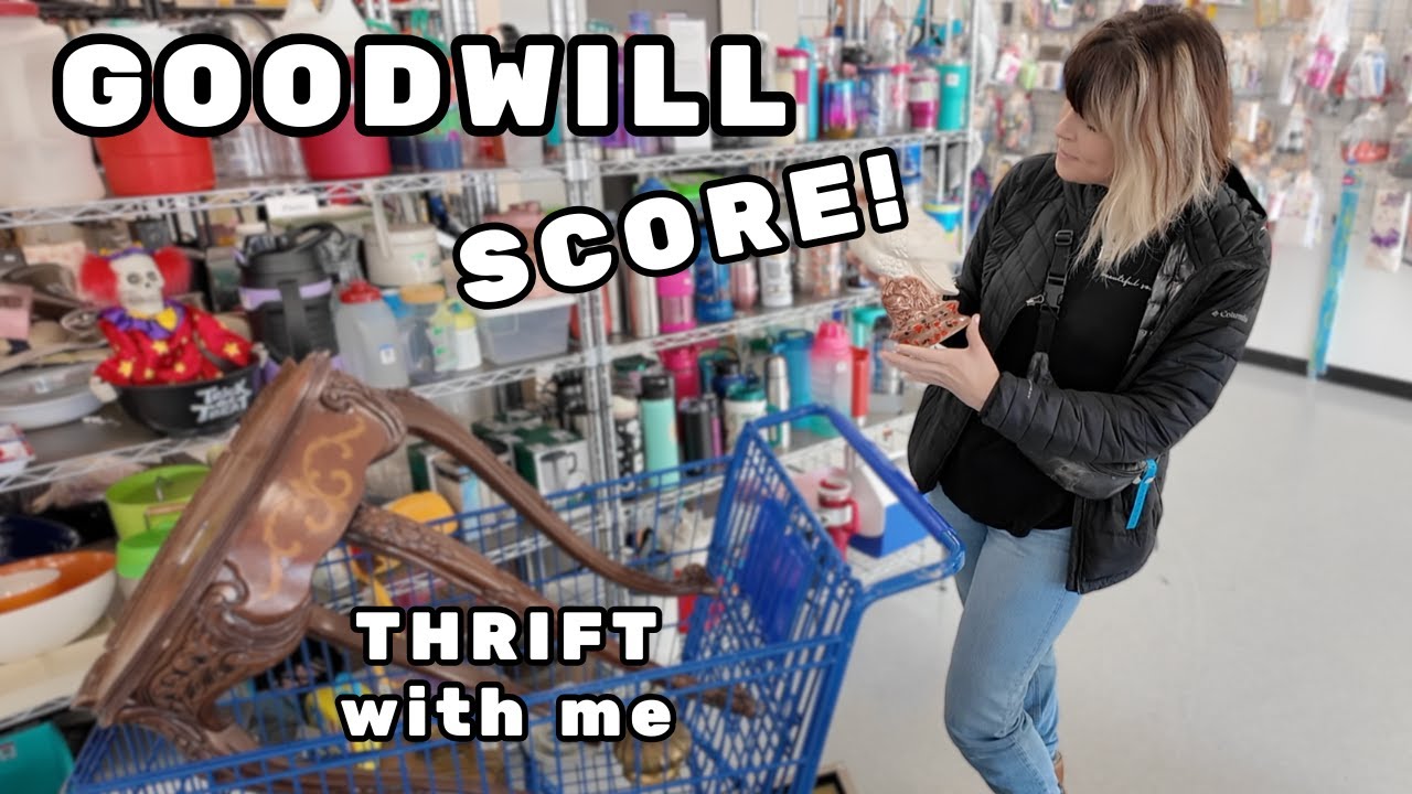 See how I discovered beautiful Italian pottery during my thrift hunt