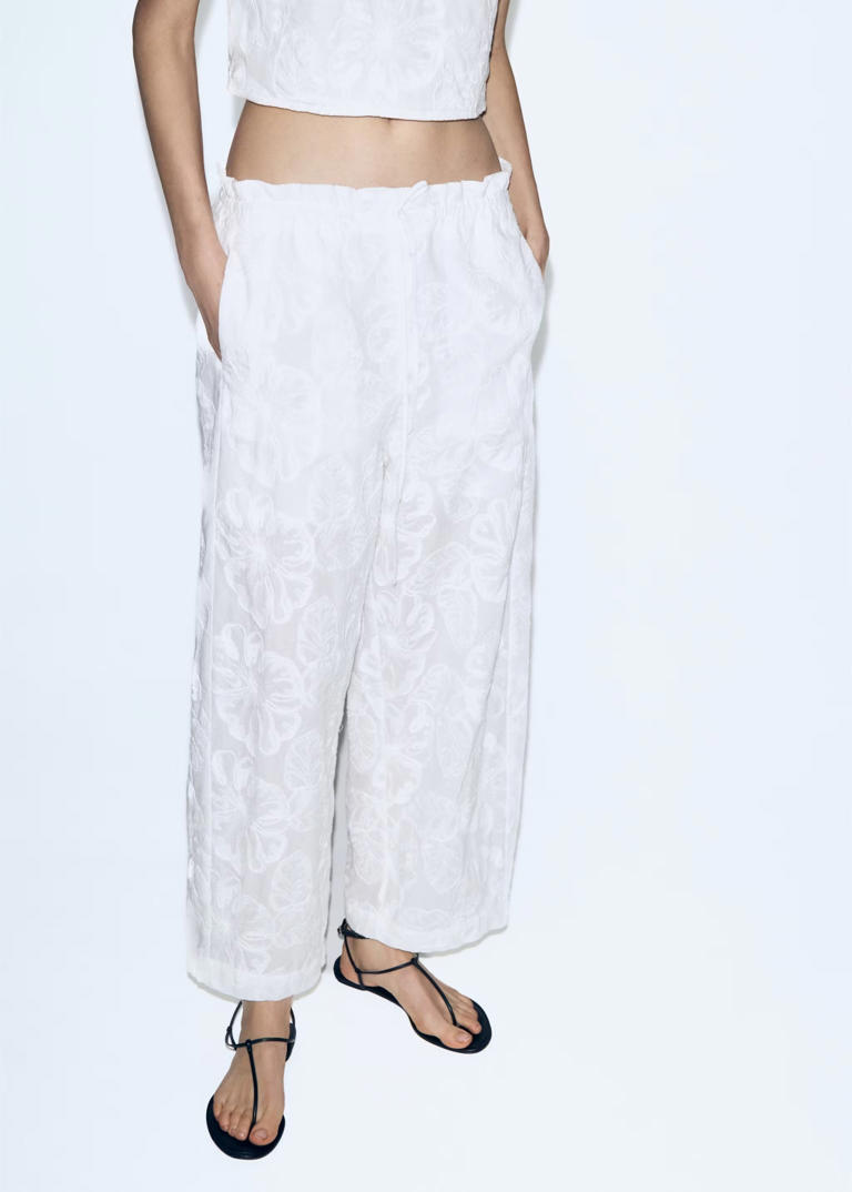 Stradivarius y Mango coinciden: los pantalones blancos anchos ...