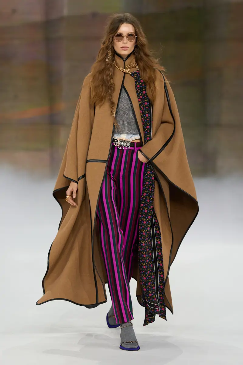 Cómo llevar pantalones de rayas: looks que estilizan y son tendencia