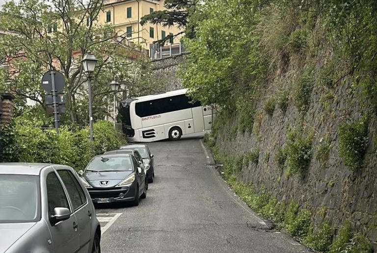 Bus turistico tradito dal navigatore si incastra a Rocca di Papa: gru ...