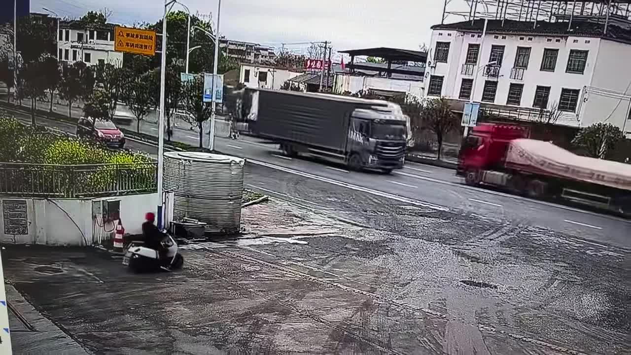 Motorcycle loses control before main road in Hunan, China