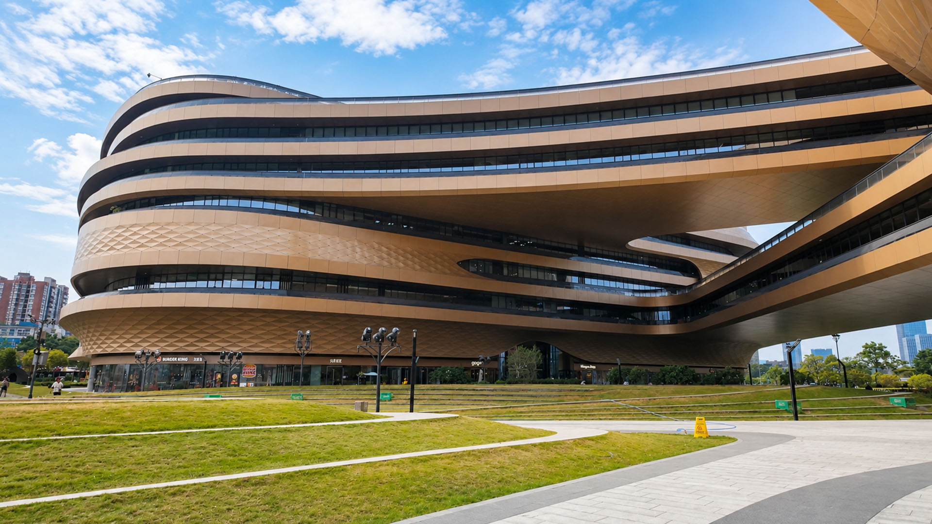 A giant curved building that changes the look of urban offices in China