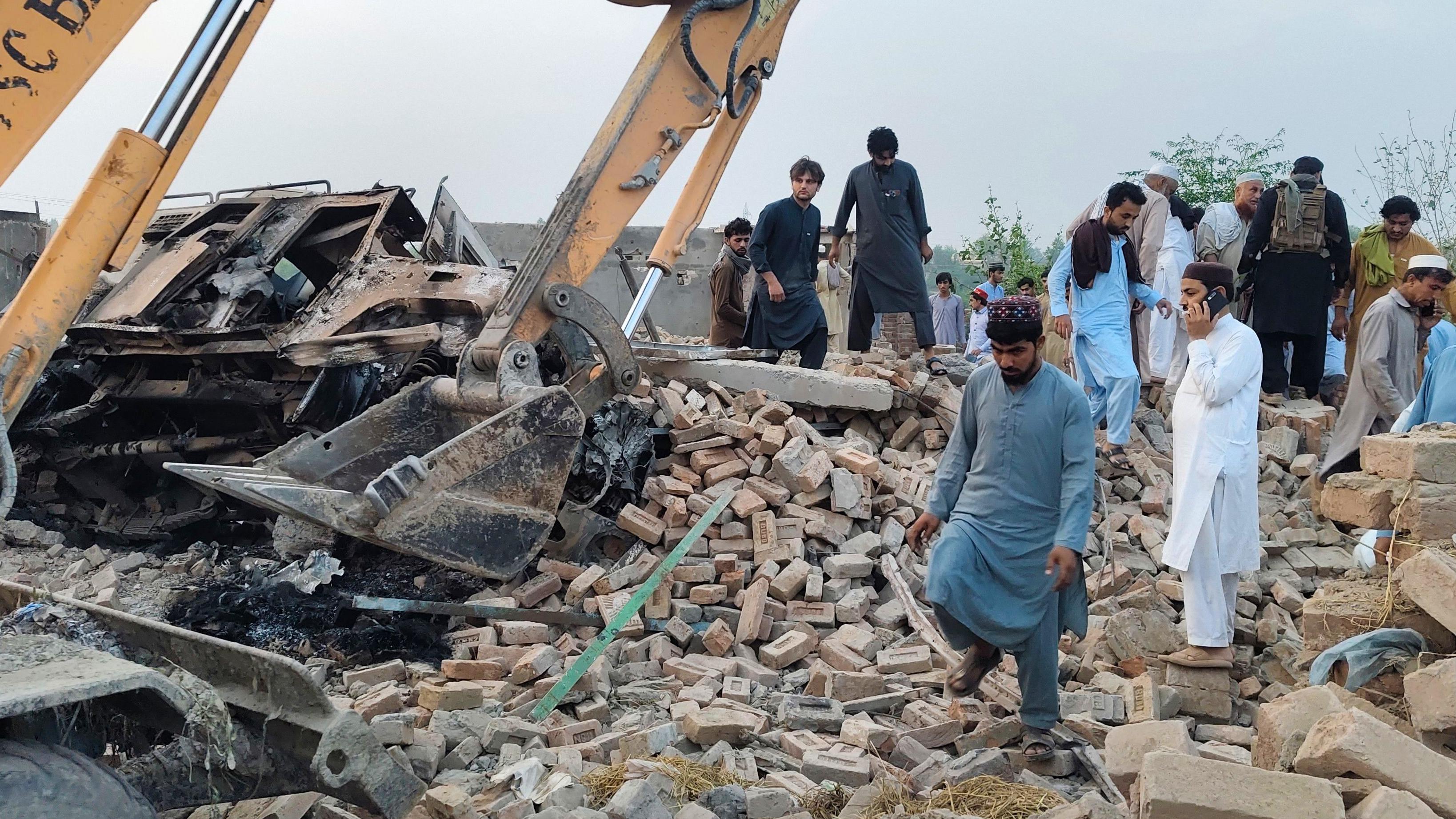 Pakistan car bomb attack kills 15 police officers