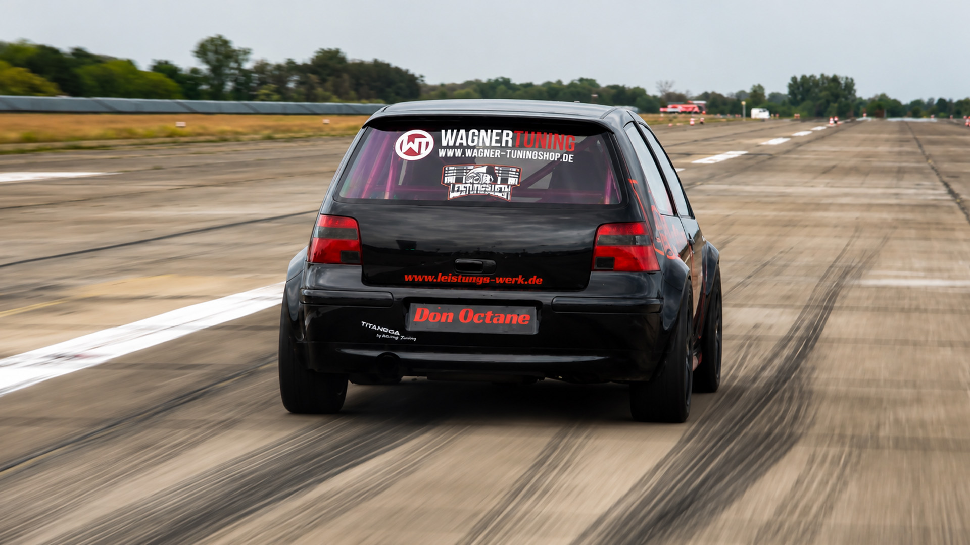Volkswagen Golf IV brutal acceleration on airstrip