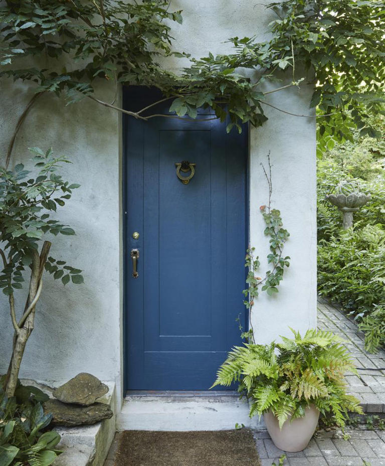 How to choose the right front door paint color for your home