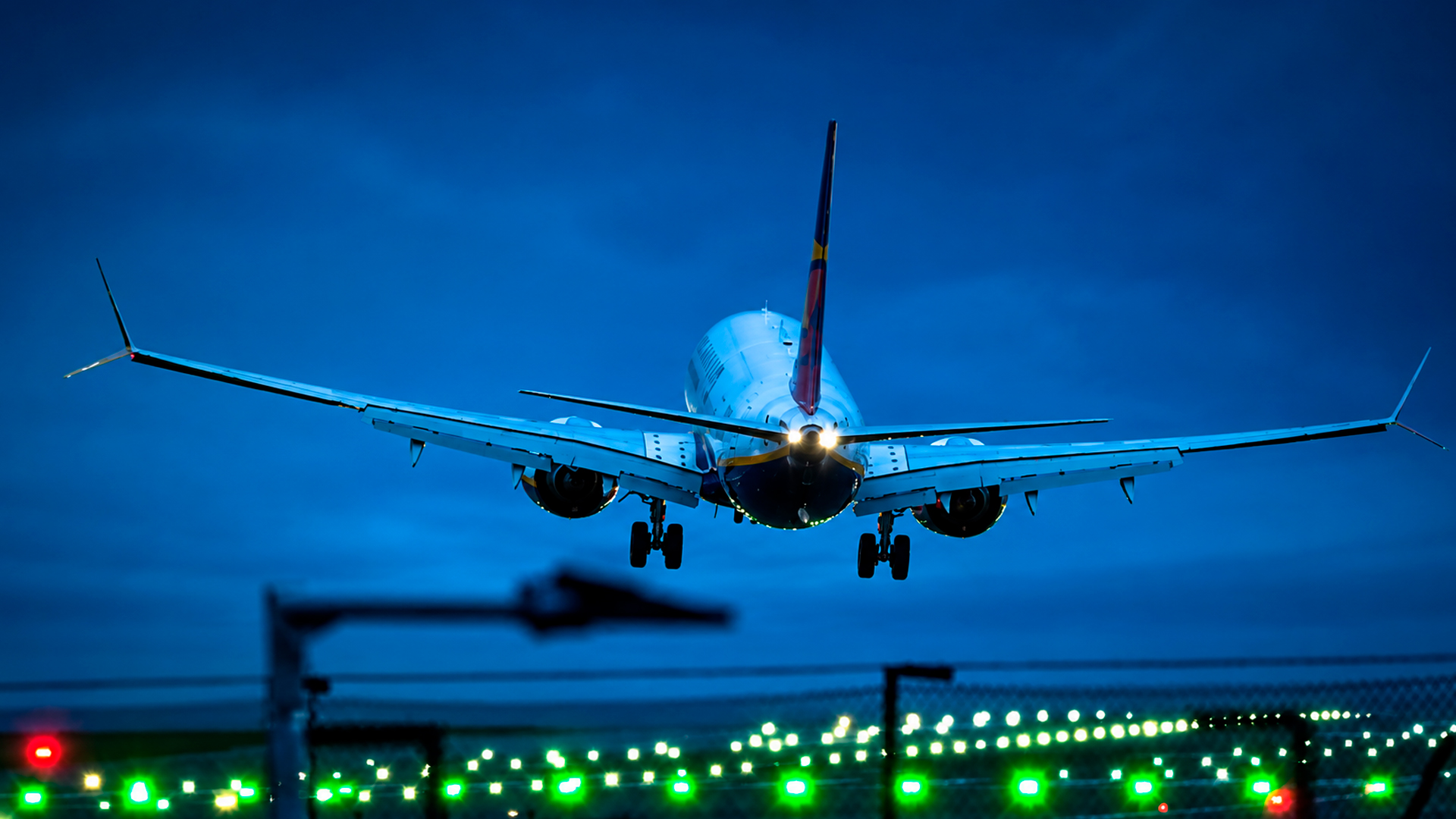 Aircraft struggle landing during Storm Isha